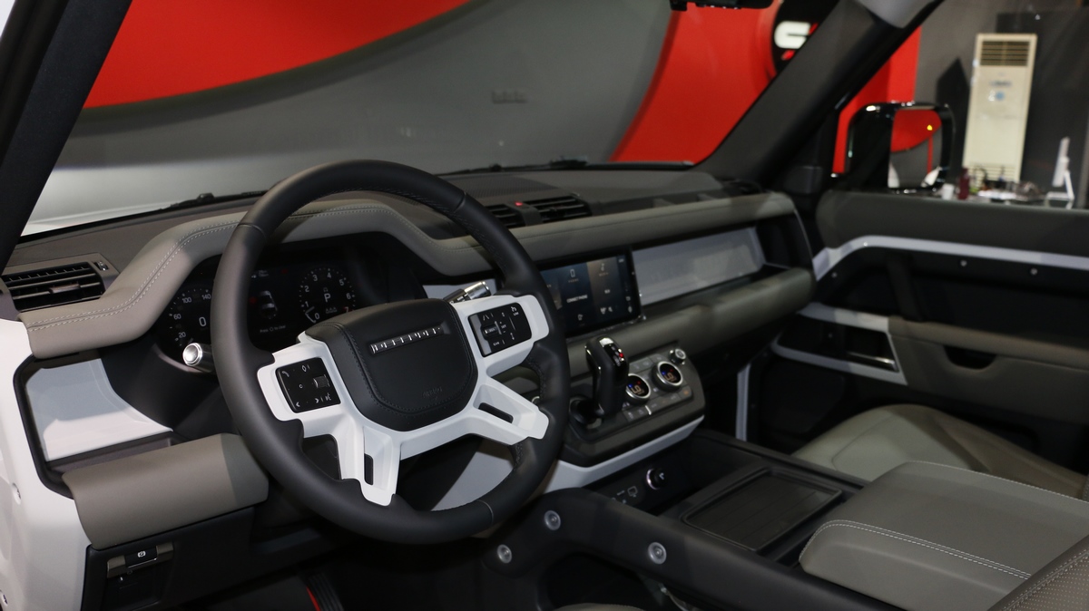 Alain Class Motors | Land Rover Defender 90 HSE P400