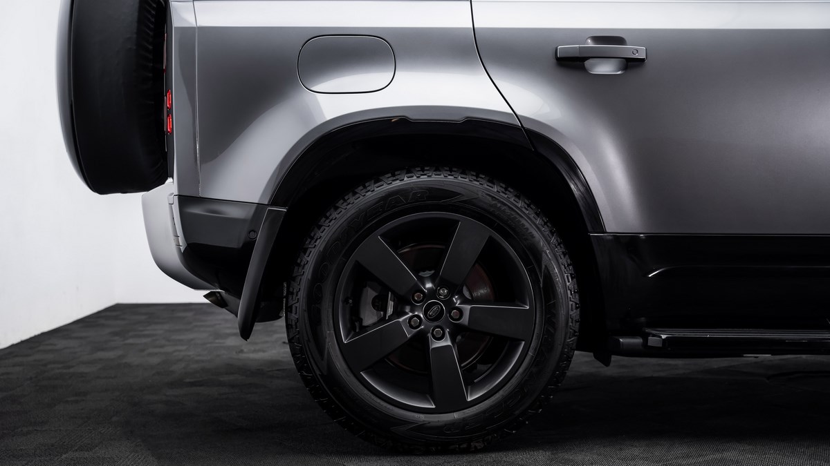 Alain Class Motors | Land Rover Defender HSE P400